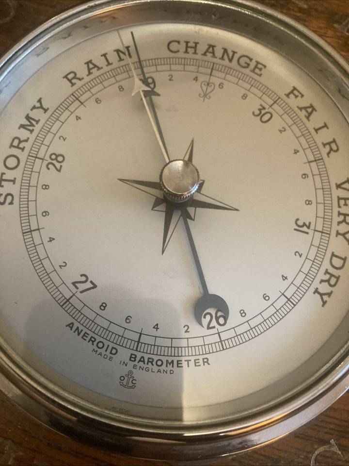 VINTAGE GUINNESS ANEROID OAK FRAMED BAROMETER LOVELY DAY FOR A GUINNESS ...