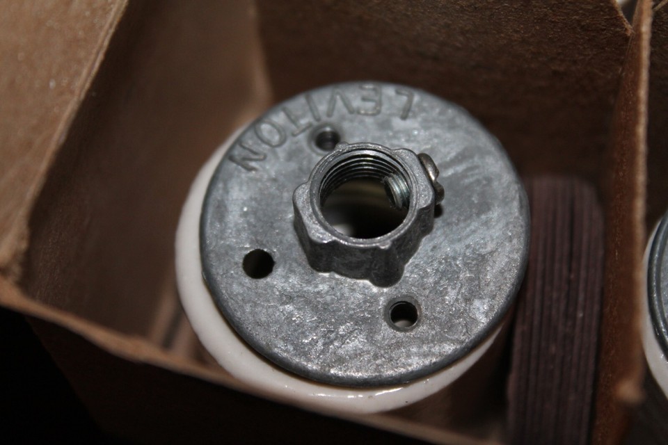 NEW OLD STOCK Leviton Box of 10 Porcelain Keyless Lampholder Sockets ...