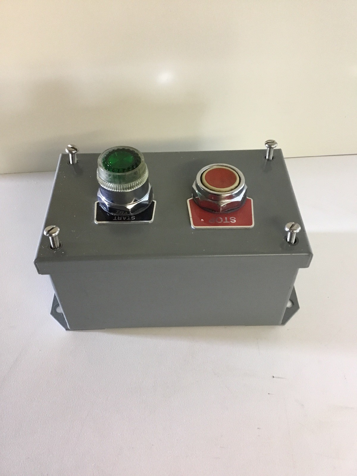 Square D 9001 Ky2 Enclosure. With 9001 Km1 Green Switch And 9001. Ka3 ...