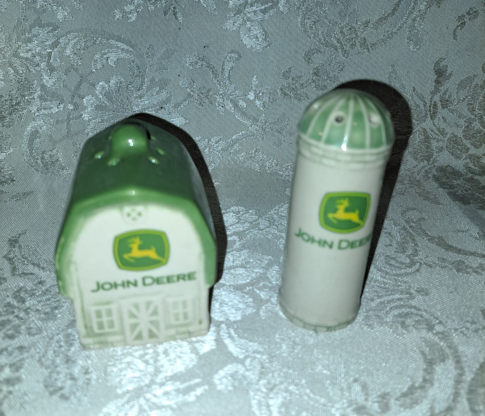 John Deere Collection Salt and Pepper Shakers Barn and Silo | eBay