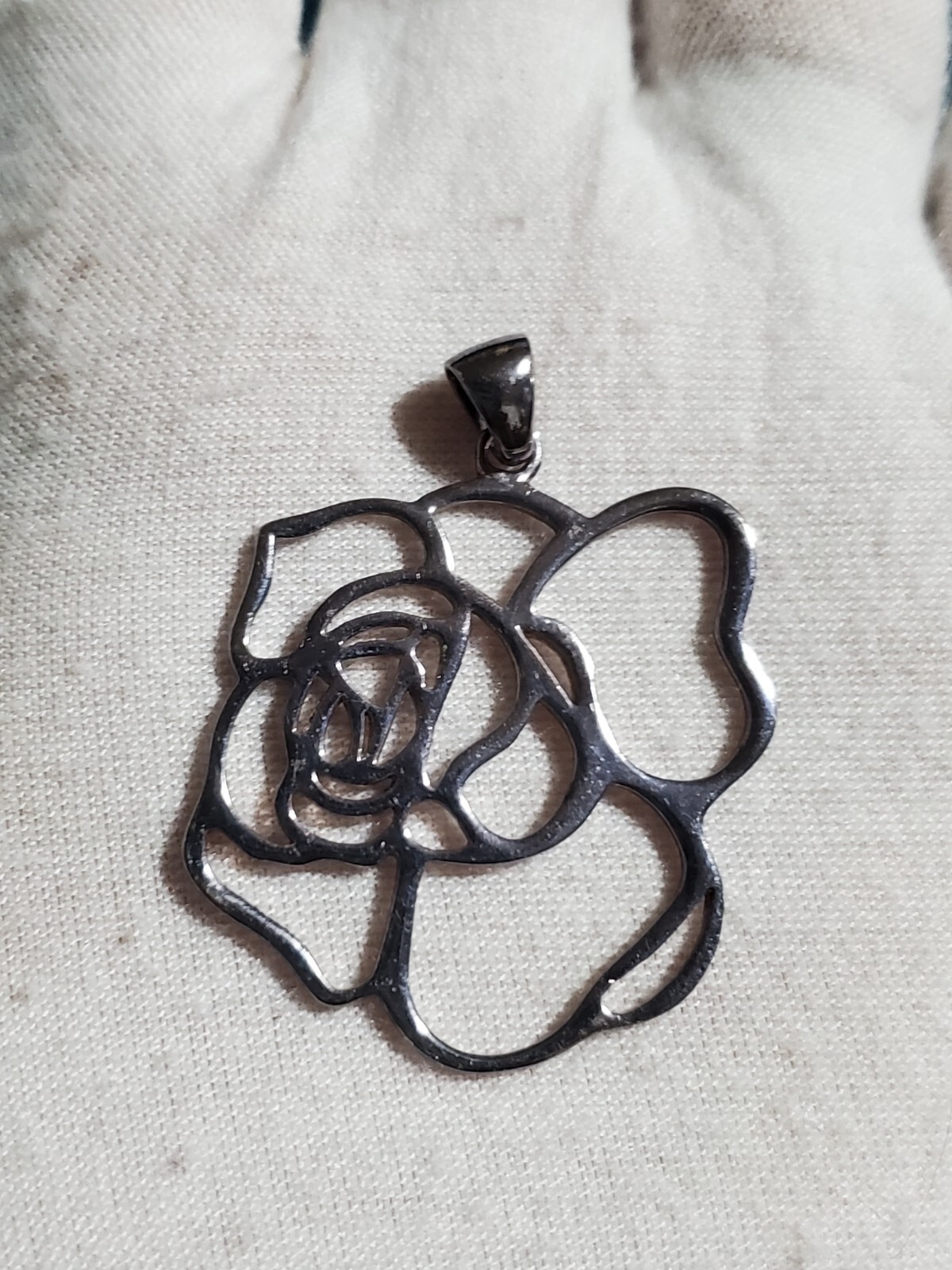 925 Sterling Silver FAS Flower/Rose Outline Pendant - Gem