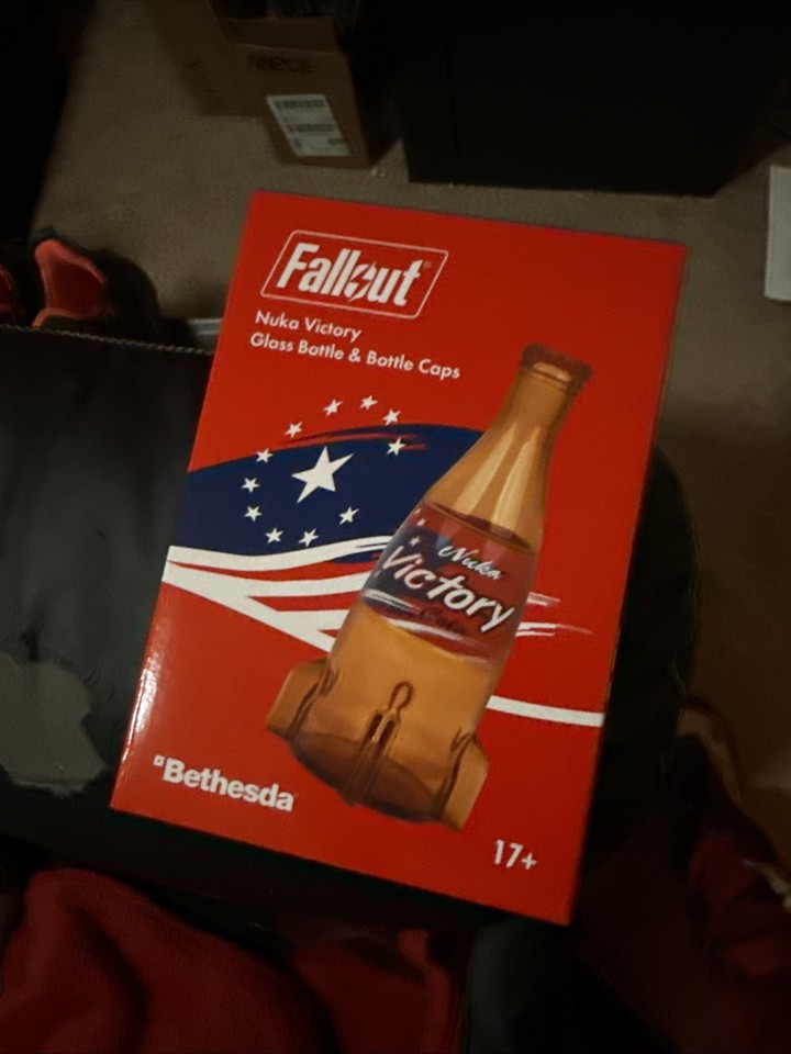 🚀Official FALLOUT Nuka-Cola Victory Glass Bottle & 10 Bottle Caps NEW ...