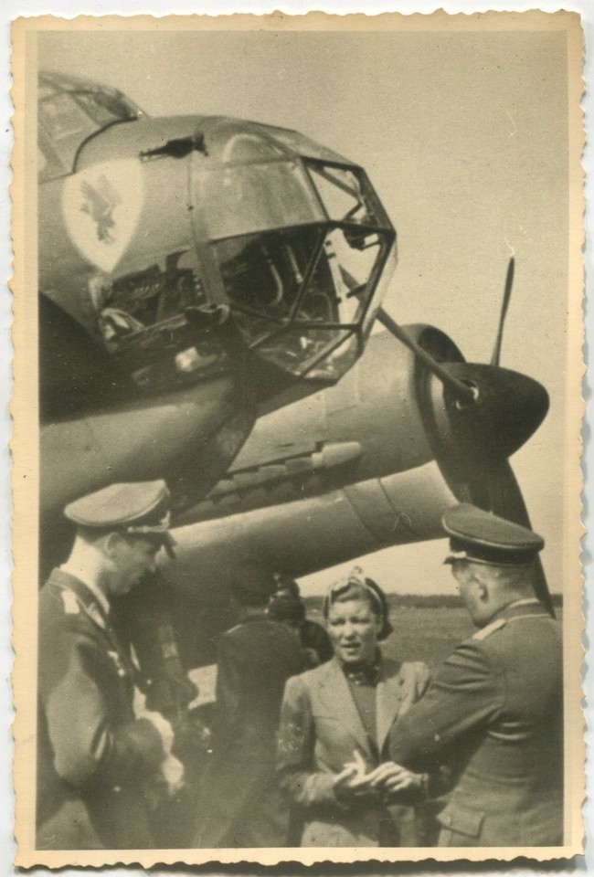 WWII ARCHIVE PHOTO: LUFTWAFFE OFFICERS LADY & JUNKERS Ju 88 AIRCRAFT ON ...