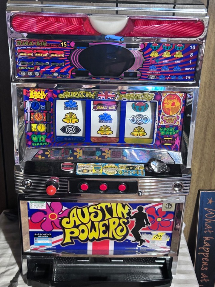 2003 AUSTIN POWERS PACHISLO SLOT MACHINE light screen with Tokens Japan ...