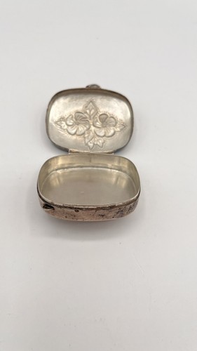 VINTAGE MERVYN'S STERLING SILVER FLORAL REPOUSSE HINGED PILL BOX | eBay