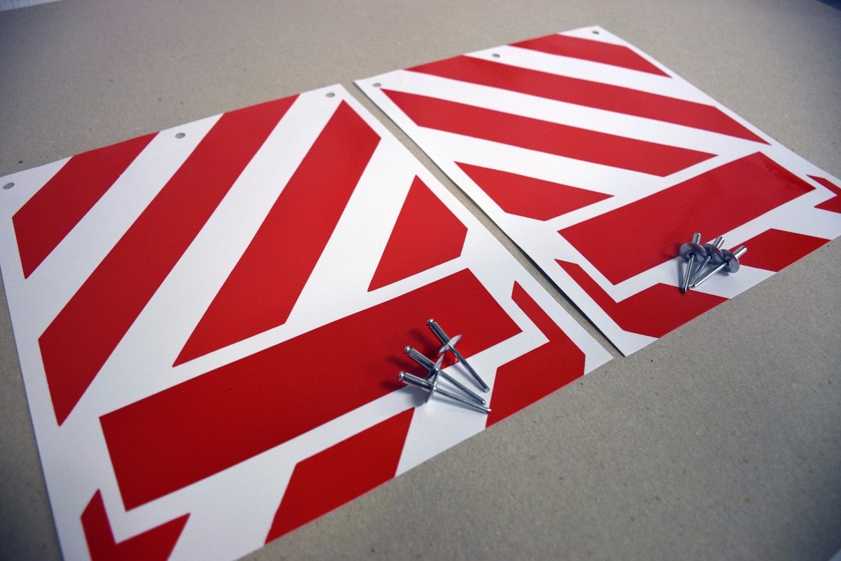 TAIL LIFT WARNING FLAGS - PLAIN NF [PAIR