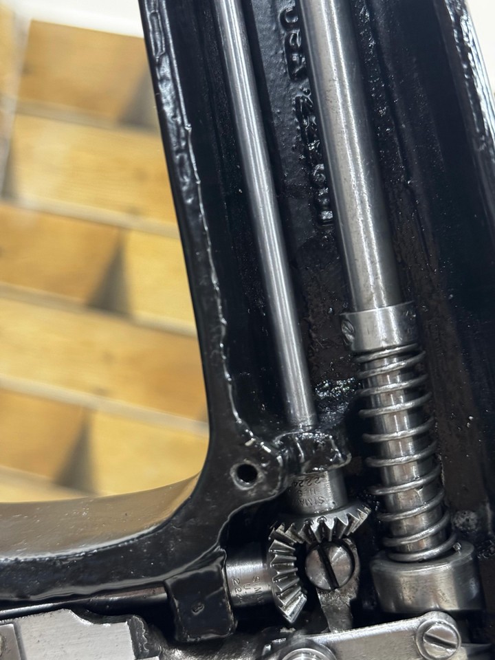 Singer 114w103 Chain & Moss Stitch Embroidery Machine with table and ...