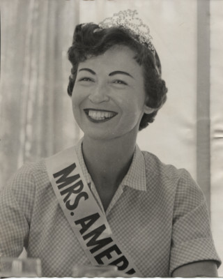 1961 Press Photo of Mrs. America Rosemary Murphy with her crown smiling ...