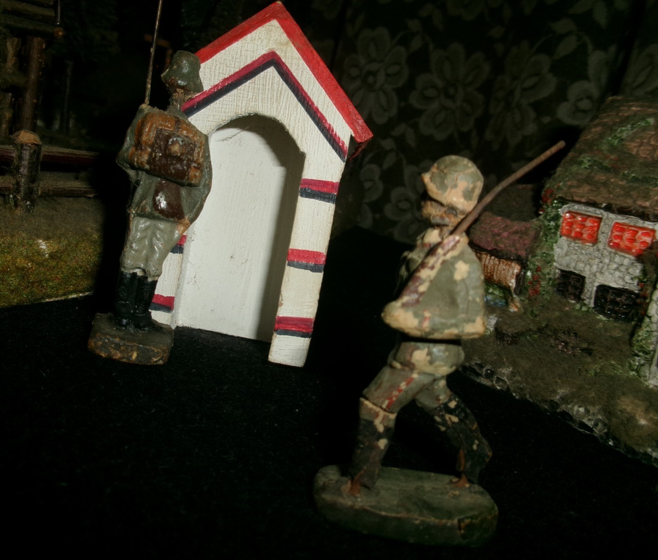 Lot Lineol Elastolin Wehrmacht Soldaten mit Holz Wachhaus 2 WK Sniper ...