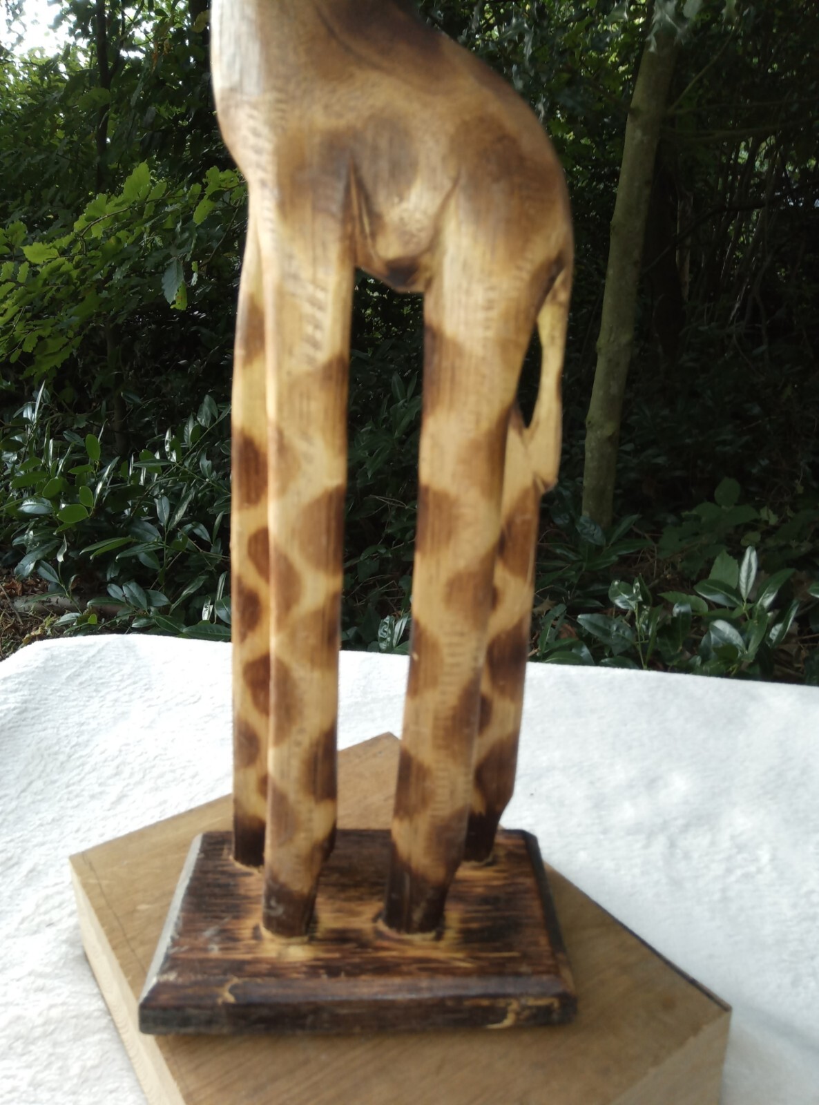 Holzskulptur einer Giraffe , handgeschnitzt und bemalt, aus Afrika. Ein ...