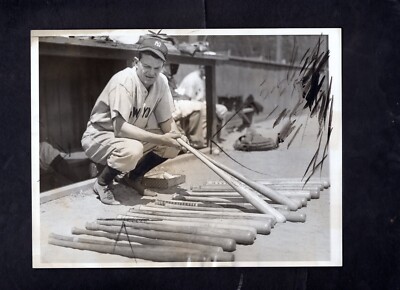 George Selkirk selecting a bat 1935 Press Photo New York Yankees | eBay