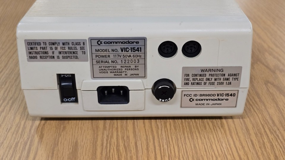 Commodore VIC-1541 Single Drive floppy disk Commodore 64 Powers On w ...