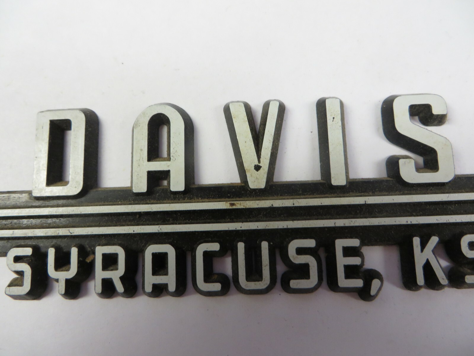 Vintage DAVIS MOTORS Car Dealership Emblem SYRACUSE, KANSAS Logo Tag ...