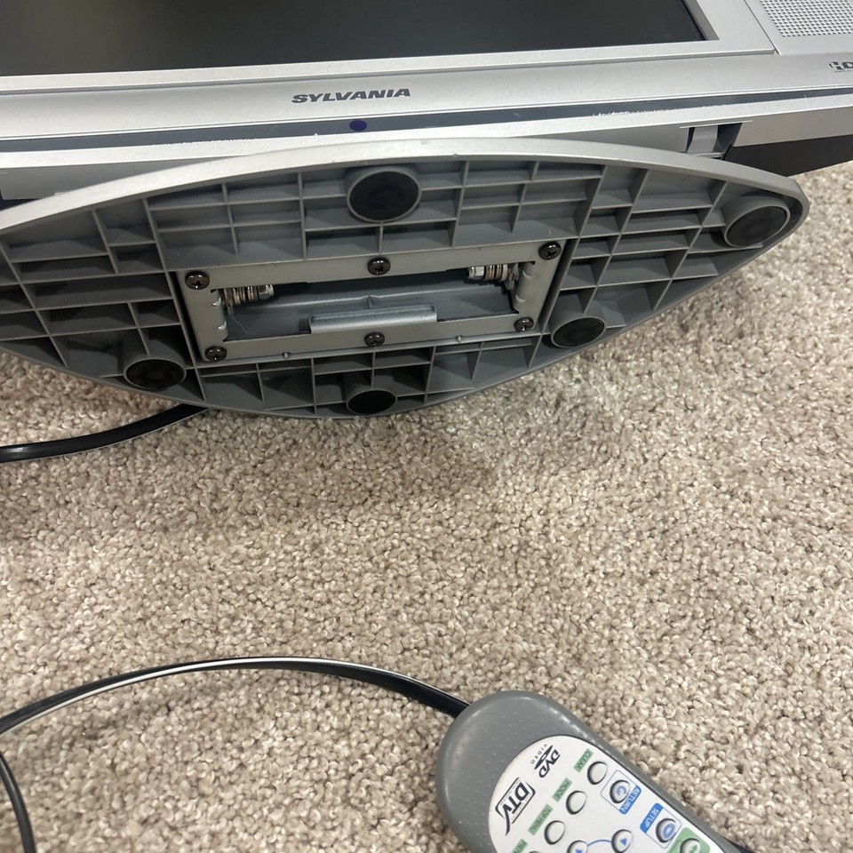 Sylvania LD155SL8 LCD 15" Flatscreen TV/DVD Combo HDTV Retro | eBay