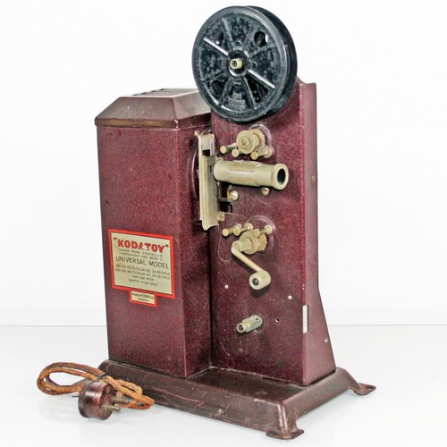KODATOY UNIVERSAL MODEL 1930's VINTAGE 16mm CHILDREN'S FILM PROJECTOR ...