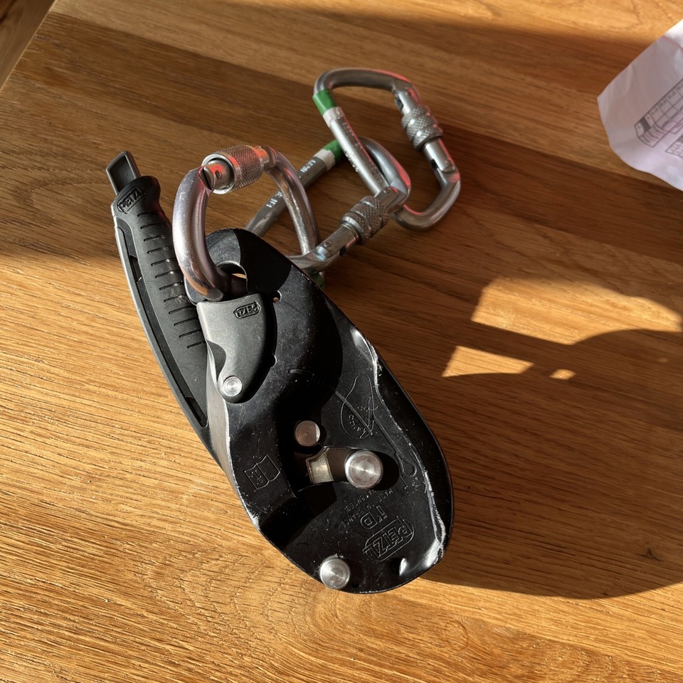 Petzl ID Descender Climbing Mountaineering Caving Tree surgery with ...