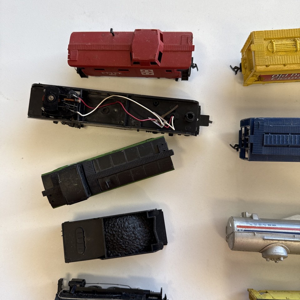 As Is HO Scale Lot Of Train Box Cars FOR PARTS OR REPAIR Estate Project ...