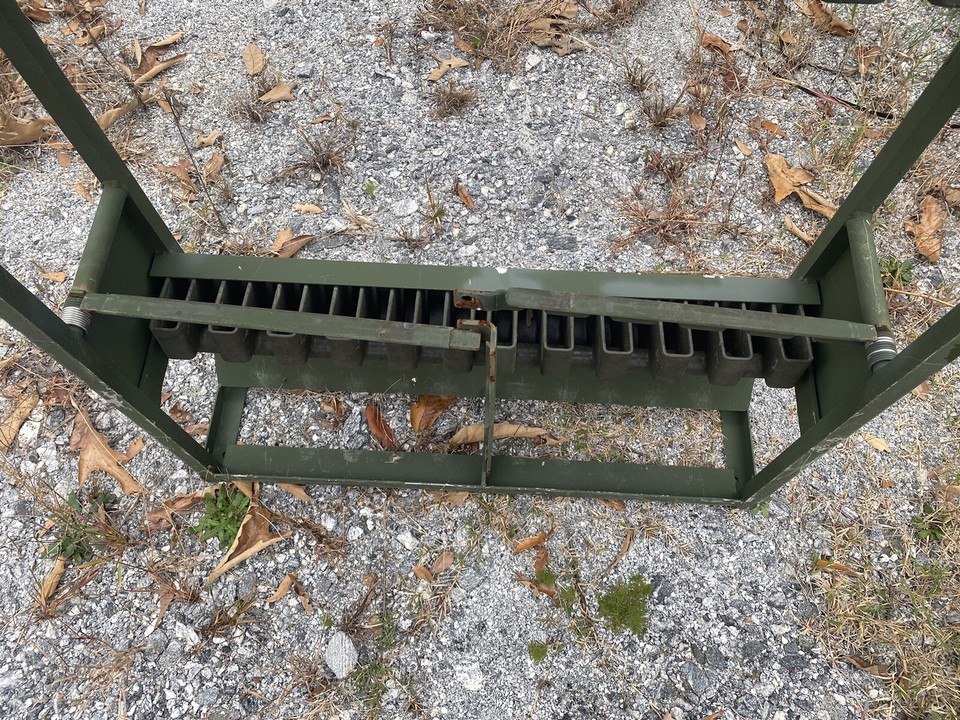 Military SMALL ARMS 10 RIFLE GUN RACK STORAGE Lockable Gun Army M12 ...