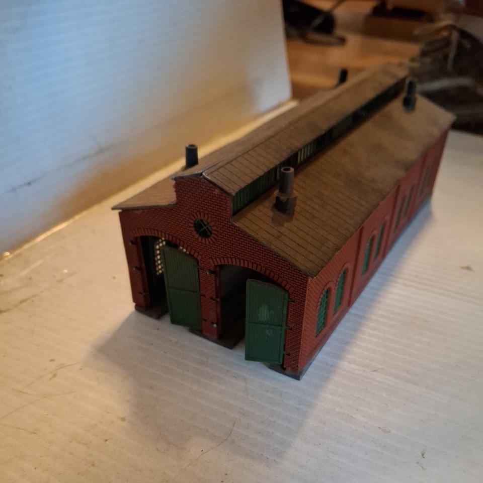 N Scale Brick Locomotive Engine House Shed Assembled - Open Doors ...