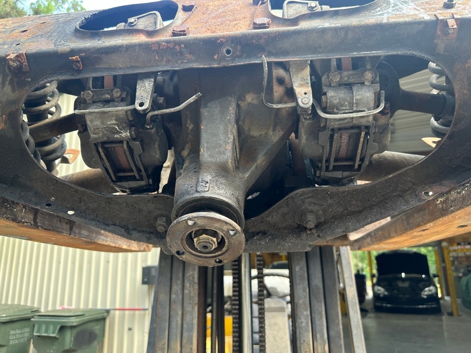 JAGUAR XJ6 SERIES 1 REAR AXLE AND SUSPENSION UNIT COMPLETE. 2.42 ...