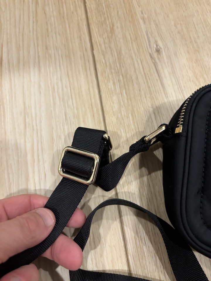 Lululemon Crossbody Camera Bag 2L Black/Gold Mint Condition Barely Worn ...