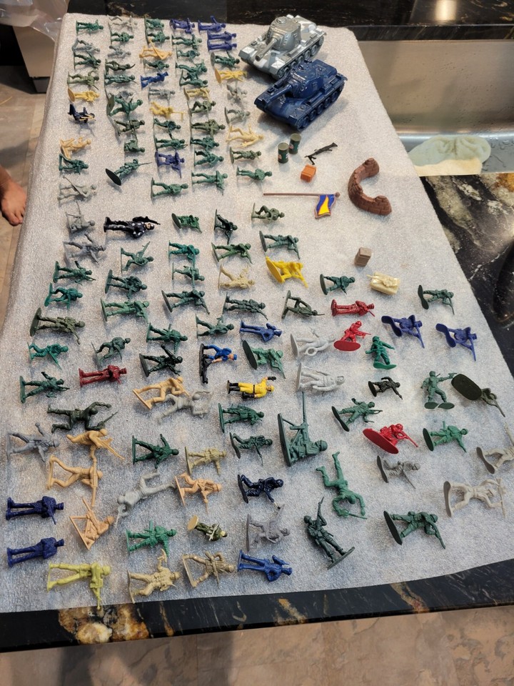 army men lot including other misc toy figures 100+pieces per bag random ...