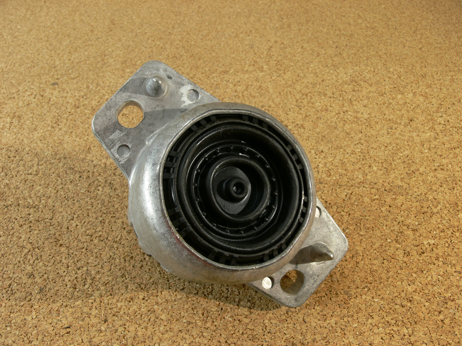 GENUINE LAND ROVER ENGINE MOUNT BRACKET LH RANGE ROVER VELAR LR094226 ...