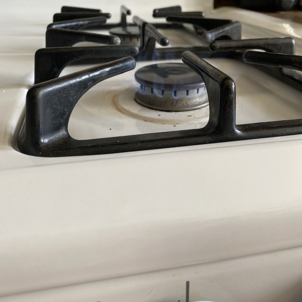 Gas Tappan White Stove Measures 30x25x35 With 4 Burners & 2 oven racks ...