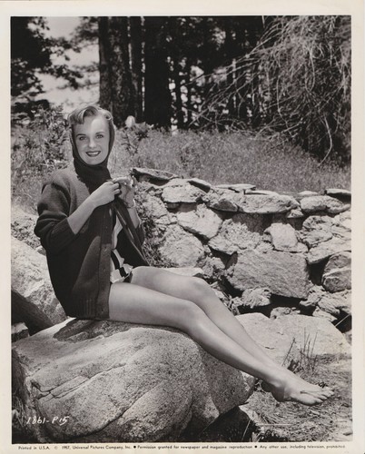 1958 Press Photo Leggy Actress Molly Bee Models a Sweater over her ...