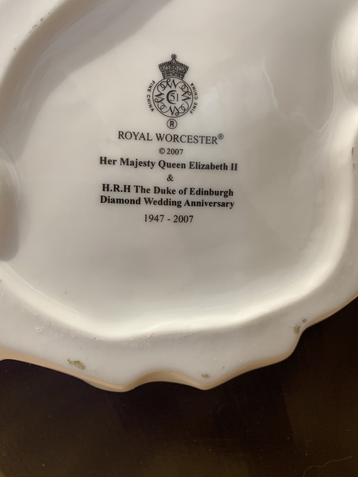 ROYAL WORCESTER QUEEN ELIZABETH II WEDDING ANNIVERSARY FIGURINE - AS ...