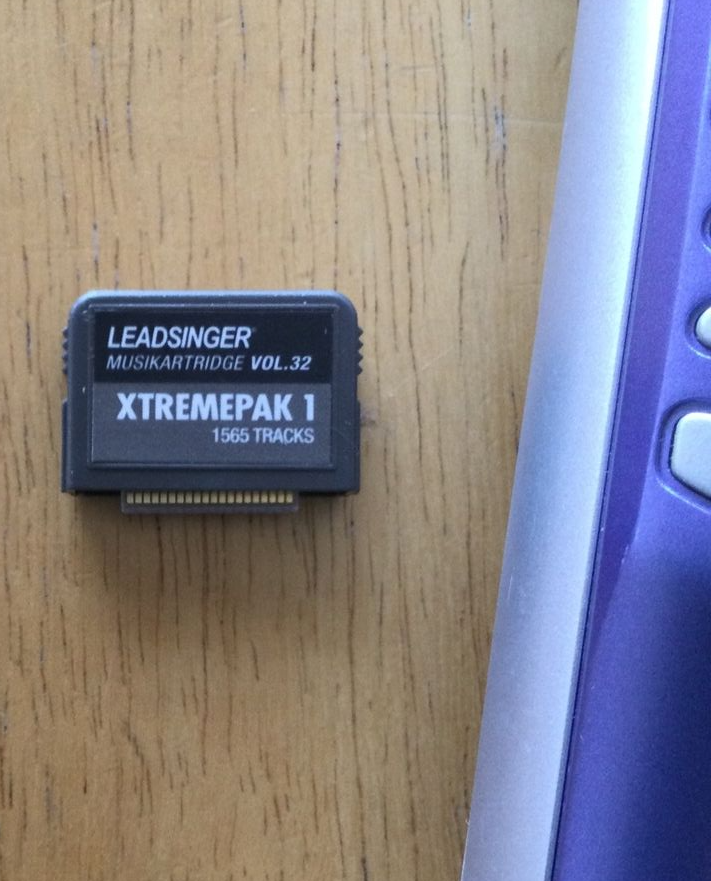 LEADSINGER LS-2100 Karaoke System Microphone Wireless Mic + 1565 Song ...