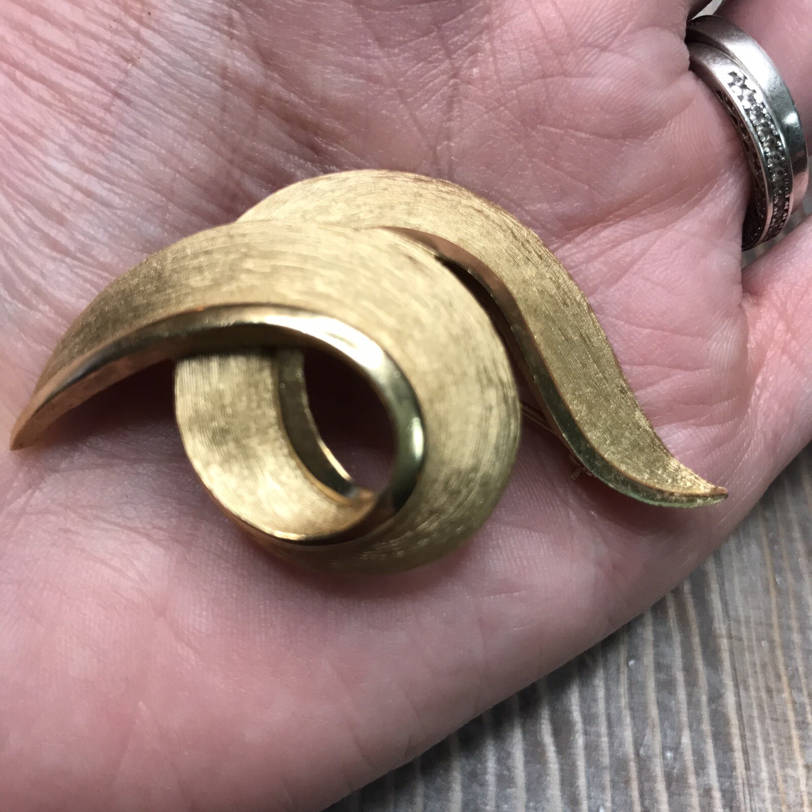 Vintage TRIFARI Brushed Swirl BROOCH Swoosh Ribbon Go… - Gem