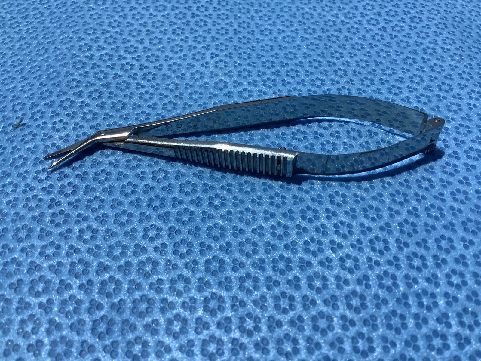 V. Mueller Castroviejo Corneal Scissors, Angled, Blunt, 3.5" REF ...