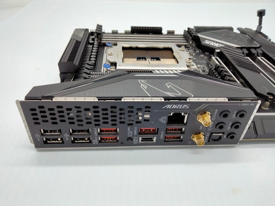 GIGABYTE TRX40 AORUS PRO WIFI Motherboard AMD TRX40 Socket STRX4 DDR4 ...