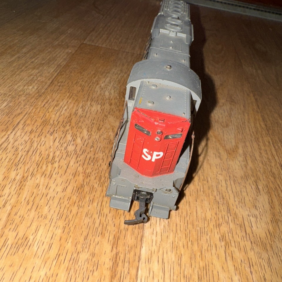 HO Scale SP Southern Pacific SD9 Diesel Locomotive #3945 | eBay