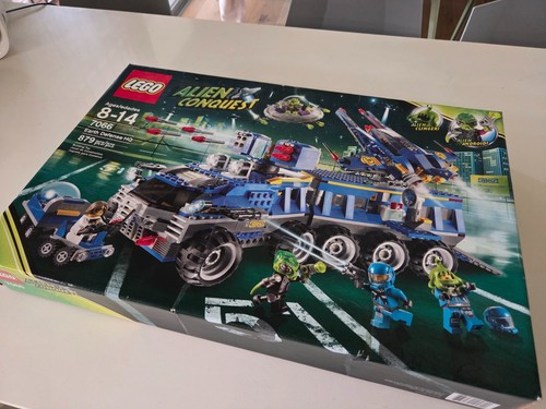 LEGO-Alien Conquest Earth Defense HQ 7066. Alien Clinger ...