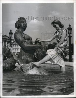 1956 Press Photo Martine Dowling Cools Off in Fountain in Place De La ...