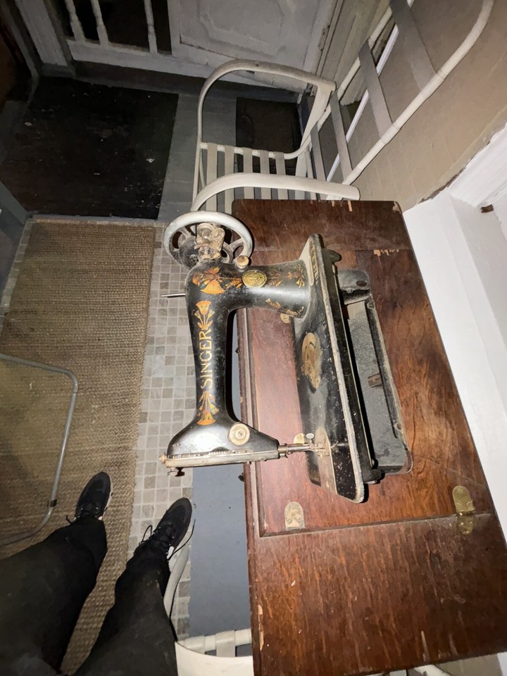 Antique Singer sewing machine and desk. G series serial number. | eBay