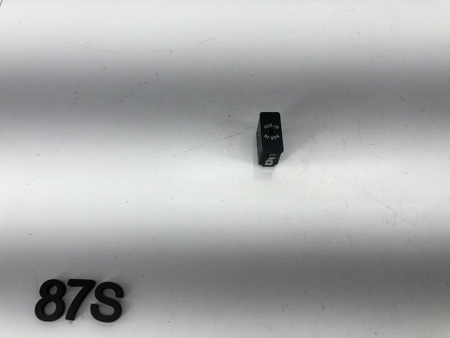 08-10 BMW X3 E83 FRONT CENTER CONSOLE AUXILIARY AUX JACK SOCKET PORT ...