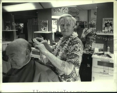1988 Press Photo Lucien Lessard cutting hair in his Albany, New York ...