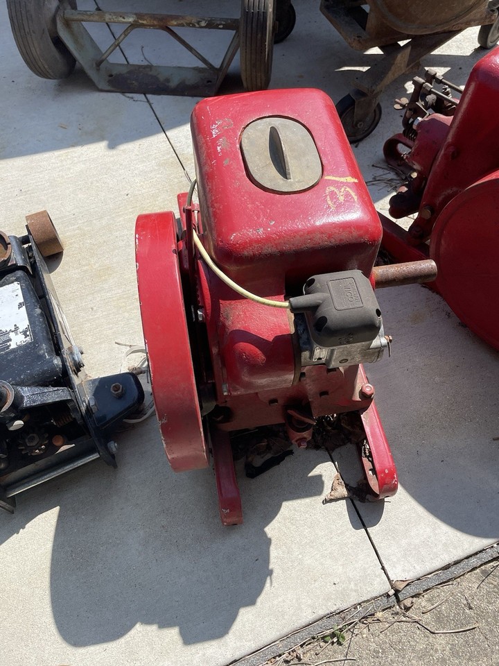 2 IHC International LA LB 1 1/2 - 2 1/2 HP Hit Miss Gas Engines Will ...