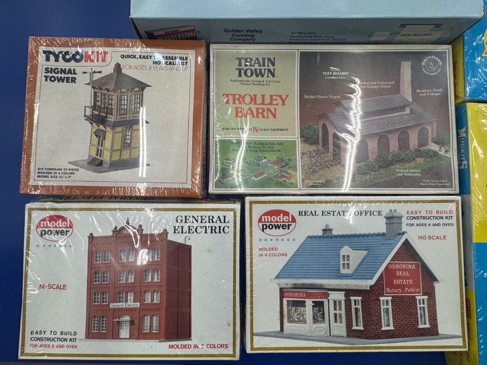 8pc Lot Bachmann Tyco Model Power etc HO Train & Buildings Station ...