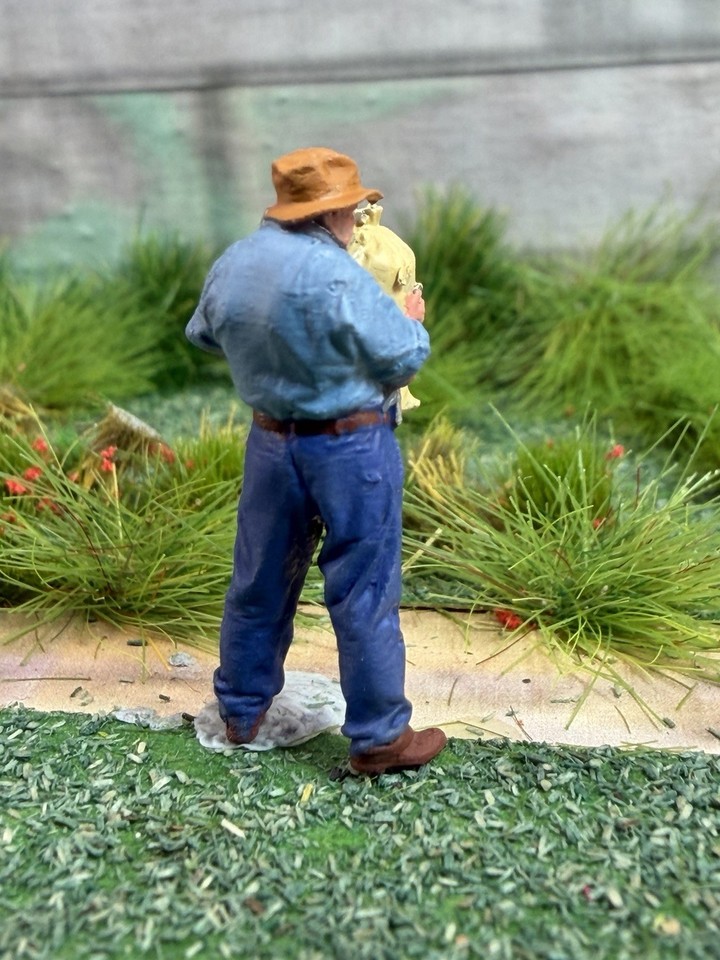 OO GAUGE MODEL Railway Figure Man Carving Sack Printed Hand Painted ...