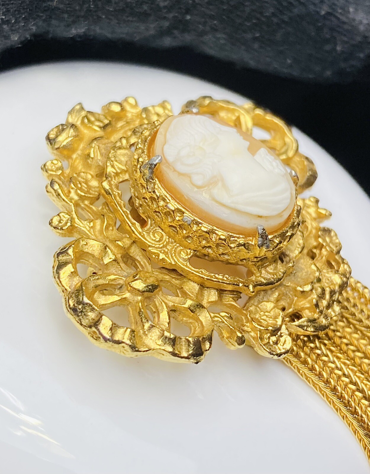 Vintage Cameo SIGNED "Geno" Hand-carved - Richelieu 1960s Brooch Pin ...