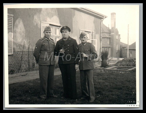 Foto, WK2, Matrose und zwei Soldaten auf dem Kasernengelände, 5026-1344 ...
