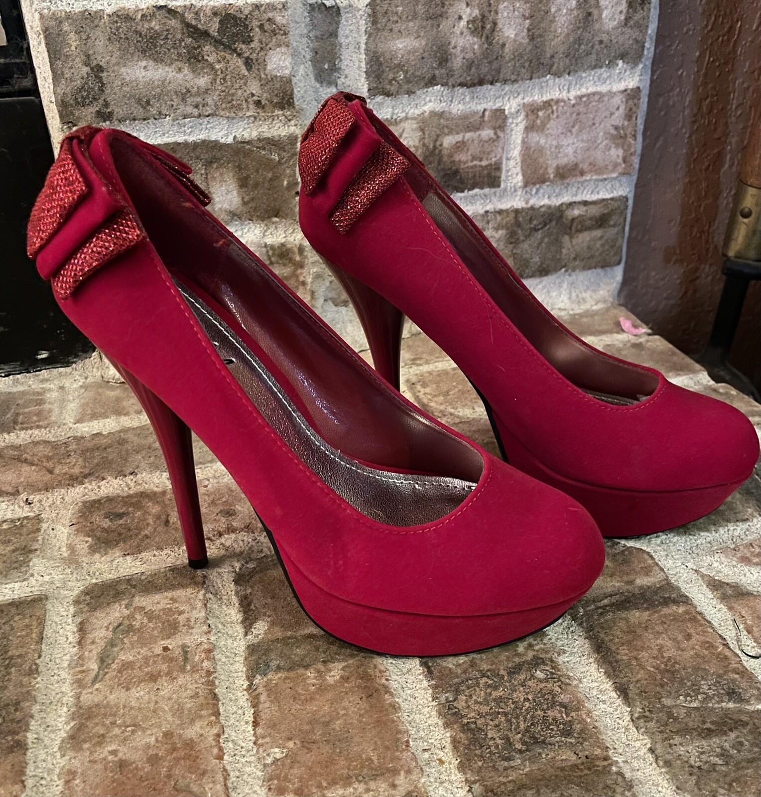 Red Velvet Retro Pumps - Gem