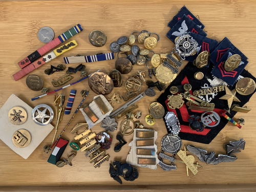 HUGE LOT MILITARY UNKNOWN WAR MIXED ITEMS RIBBONS BADGES PINS PATCHES ...