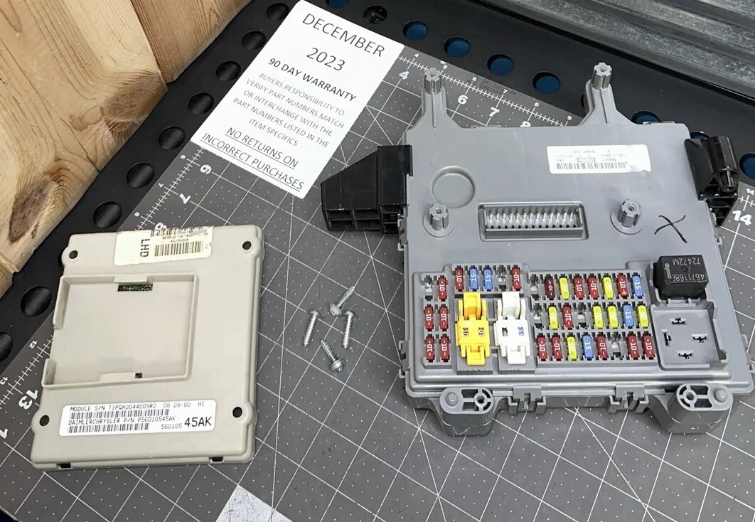 2005 Jeep Liberty Body Control Module P56010545AK and Fuse Box ...