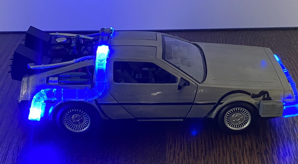 Back to the Future DELOREAN TIME MACHINE 1:24 Diecast Car Lights Up | eBay