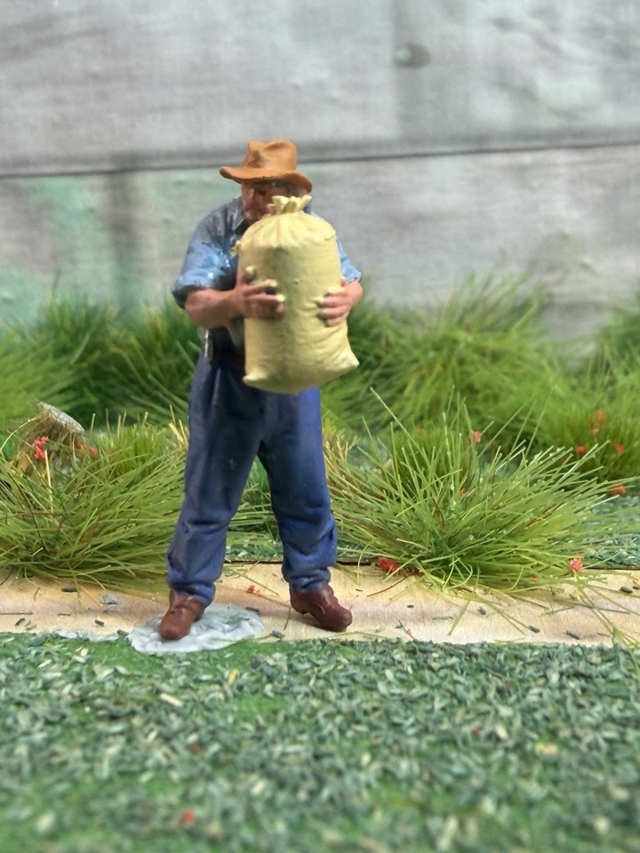 OO GAUGE MODEL Railway Figure Man Carving Sack Printed Hand Painted ...